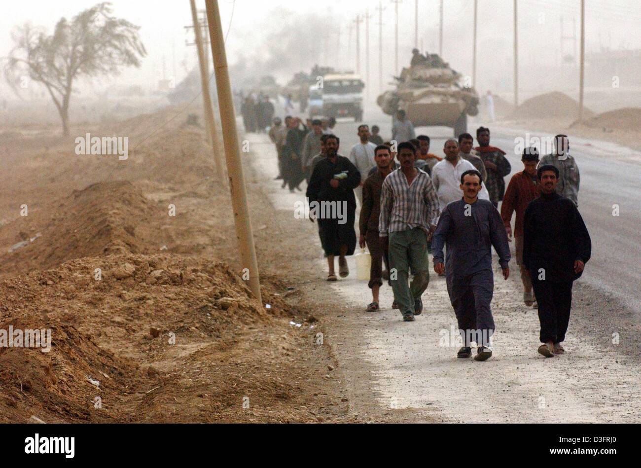 (dpa) - Hundreds of Iraqis return to the Iraqi capital, pictured in a ...