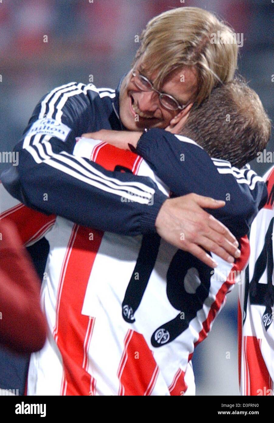 (dpa) - Mainz's coach Juergen Klopp (back) hugs midfielder Christof ...