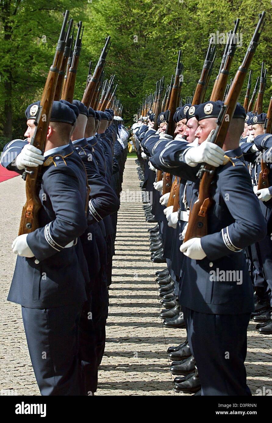 (dpa) - Soldiers of the Watch Batallion of the German Bundeswehr stand ...