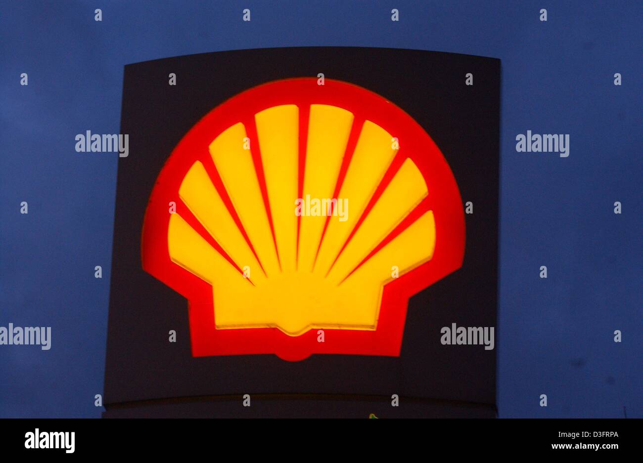 (dpa) - The logo of the mineral oil company Shell is illuminated at a ...
