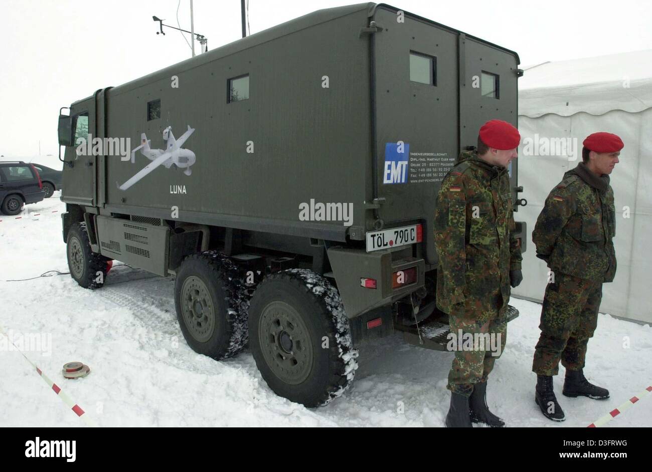 (dpa) - Two soldiers of the German Armed Forces guard the truck ...