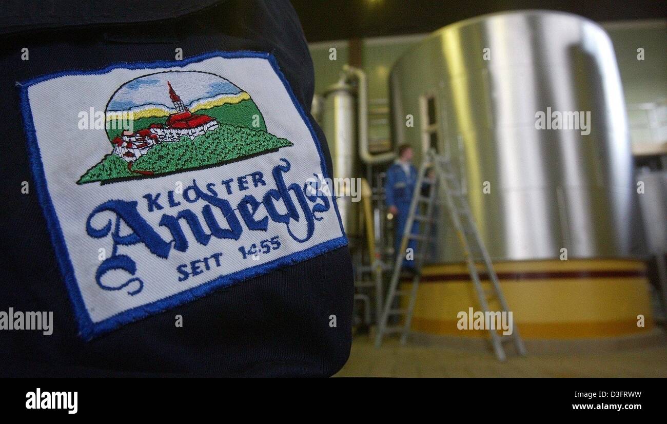 (dpa) - A man stands on a ladder and checks the contents of a brewery ...