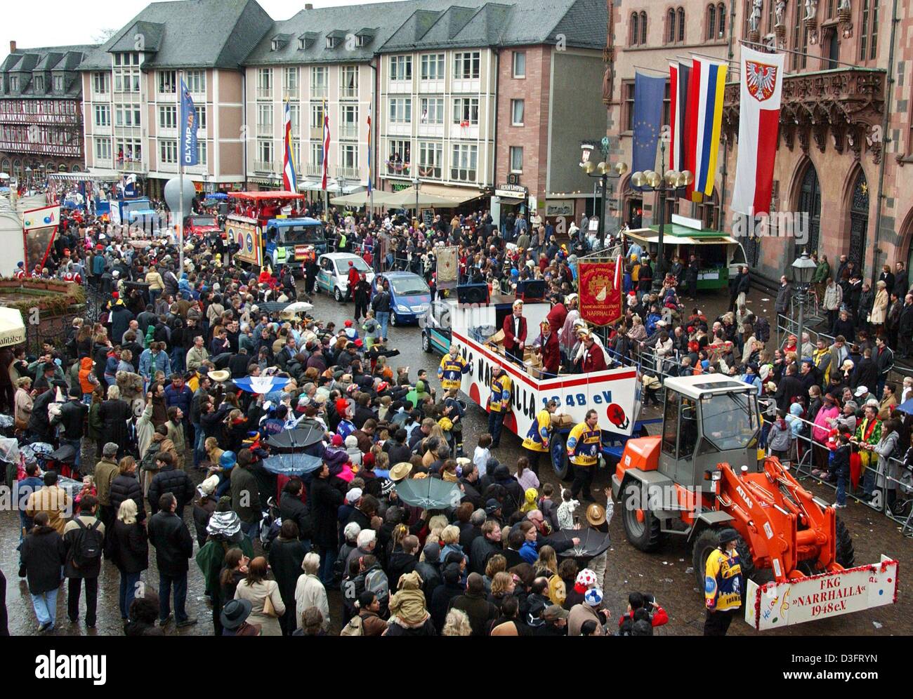 (dpa) - Colourfully and elaborately decorated floats roll through the ...