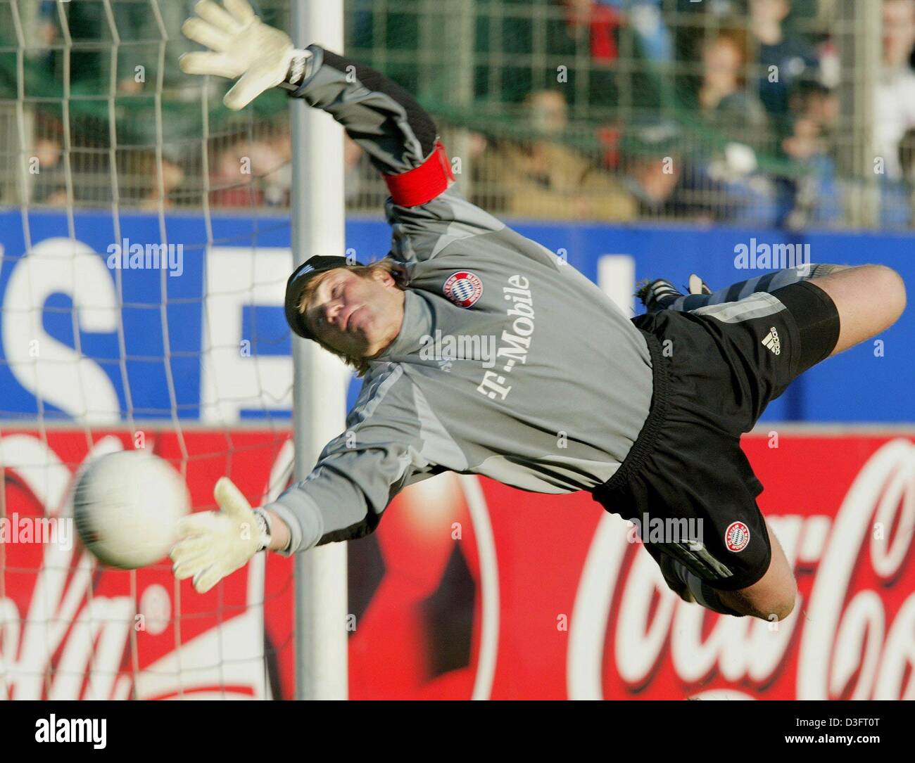 (dpa) - Munich's goal keeper and team captain Oliver Kahn dives for the ...