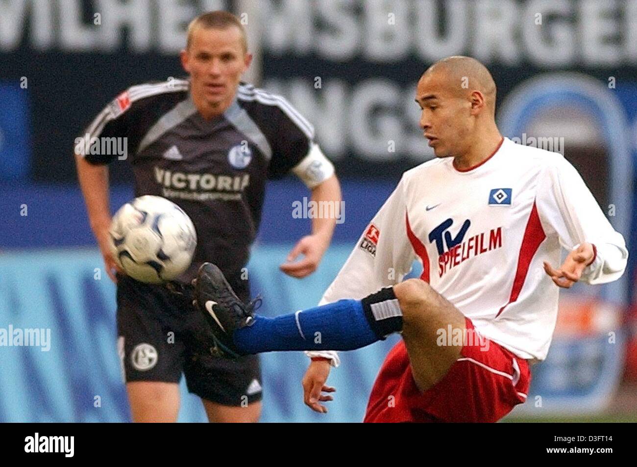 (dpa) - Hamburg's Japanese striker Naohiro Takahara (R) gets to the ...