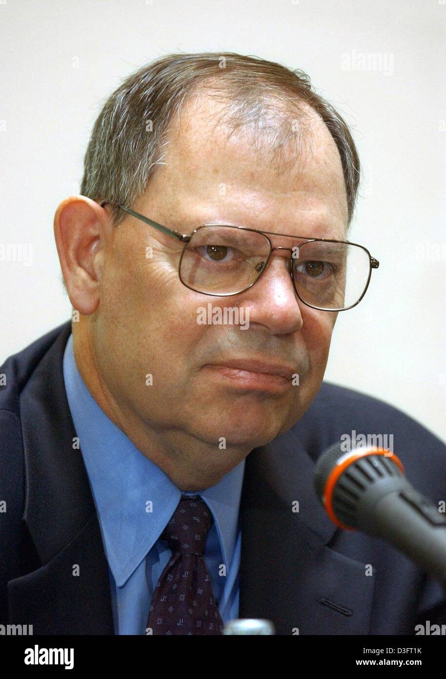 (dpa) - Phil Condit, Chairman and CEO of the US airplane manufacturer ...