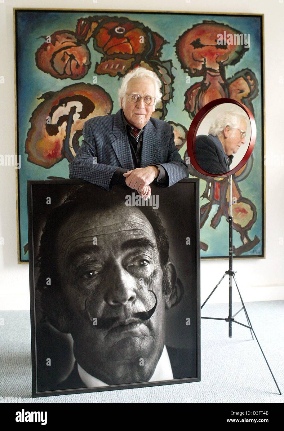 (dpa) - Celebrity photographer Fritz Pitz poses with a portrait of ...