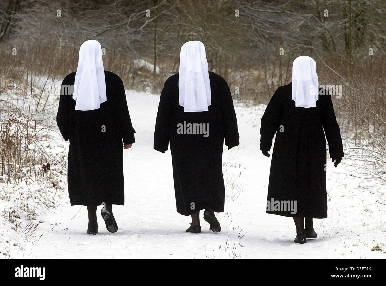Group of nuns back view hi-res stock photography and images - Alamy