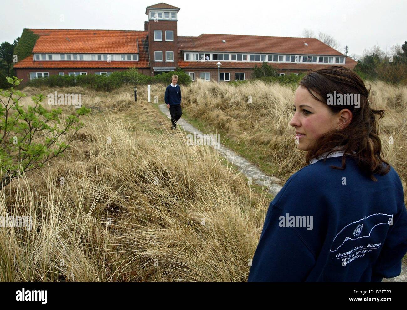 (dpa) - Students wearing school uniform are pictured in front of a ...