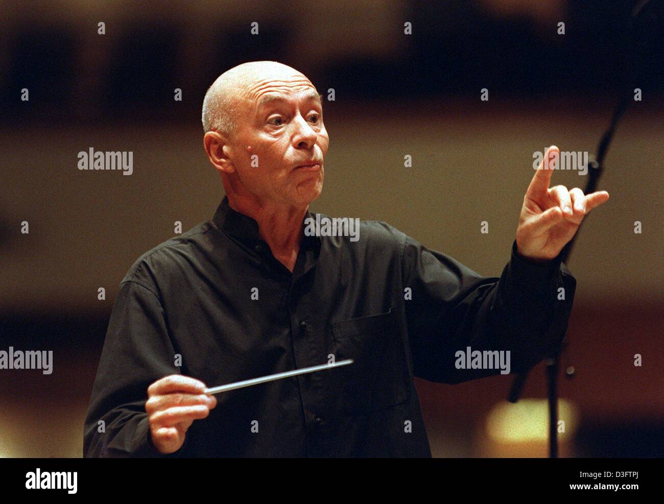 (dpa files) - German maestro Christoph Eschenbach conducts his ...