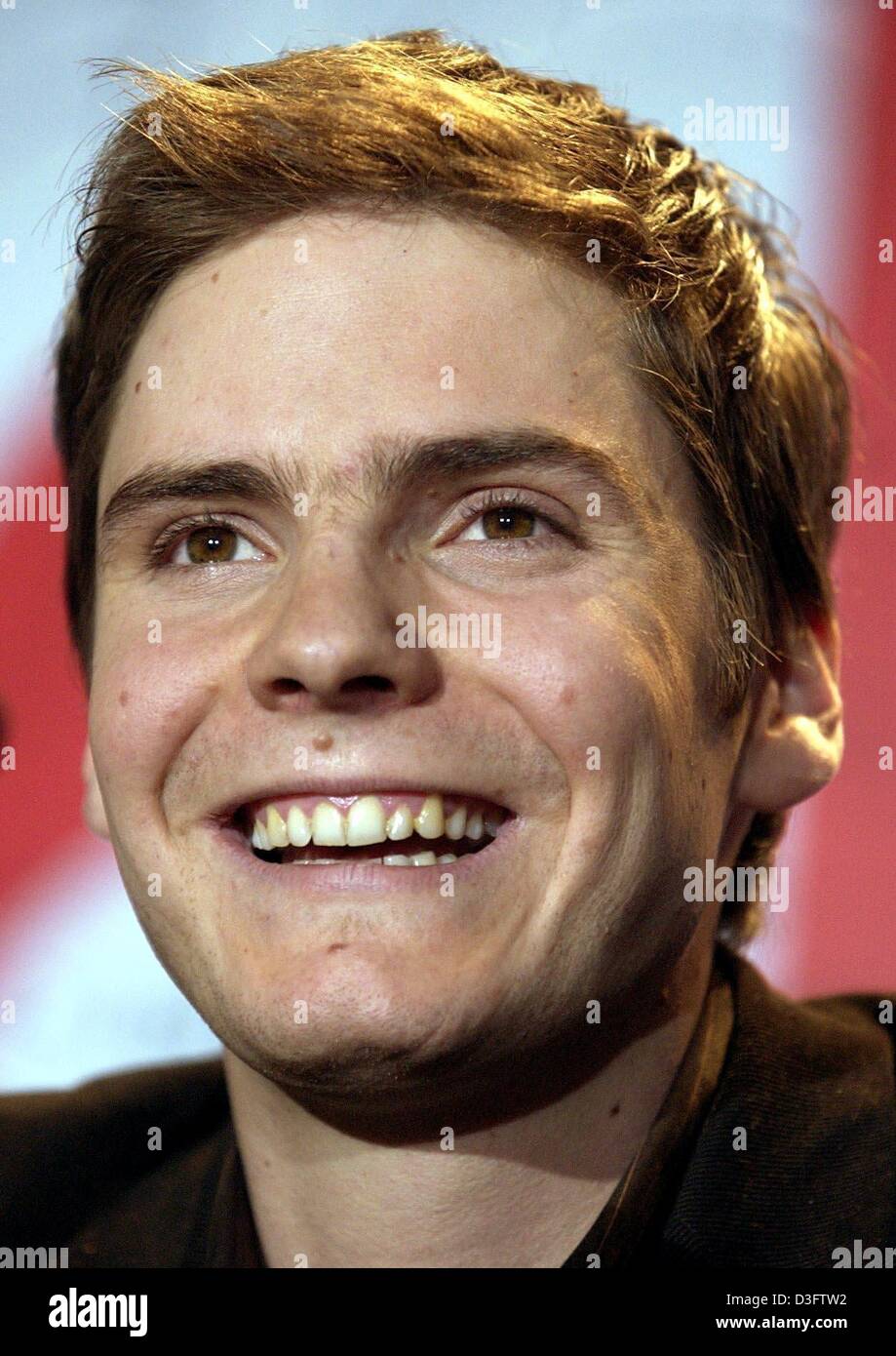 (dpa) - The German actor Daniel Bruehl smiles during a press conference ...
