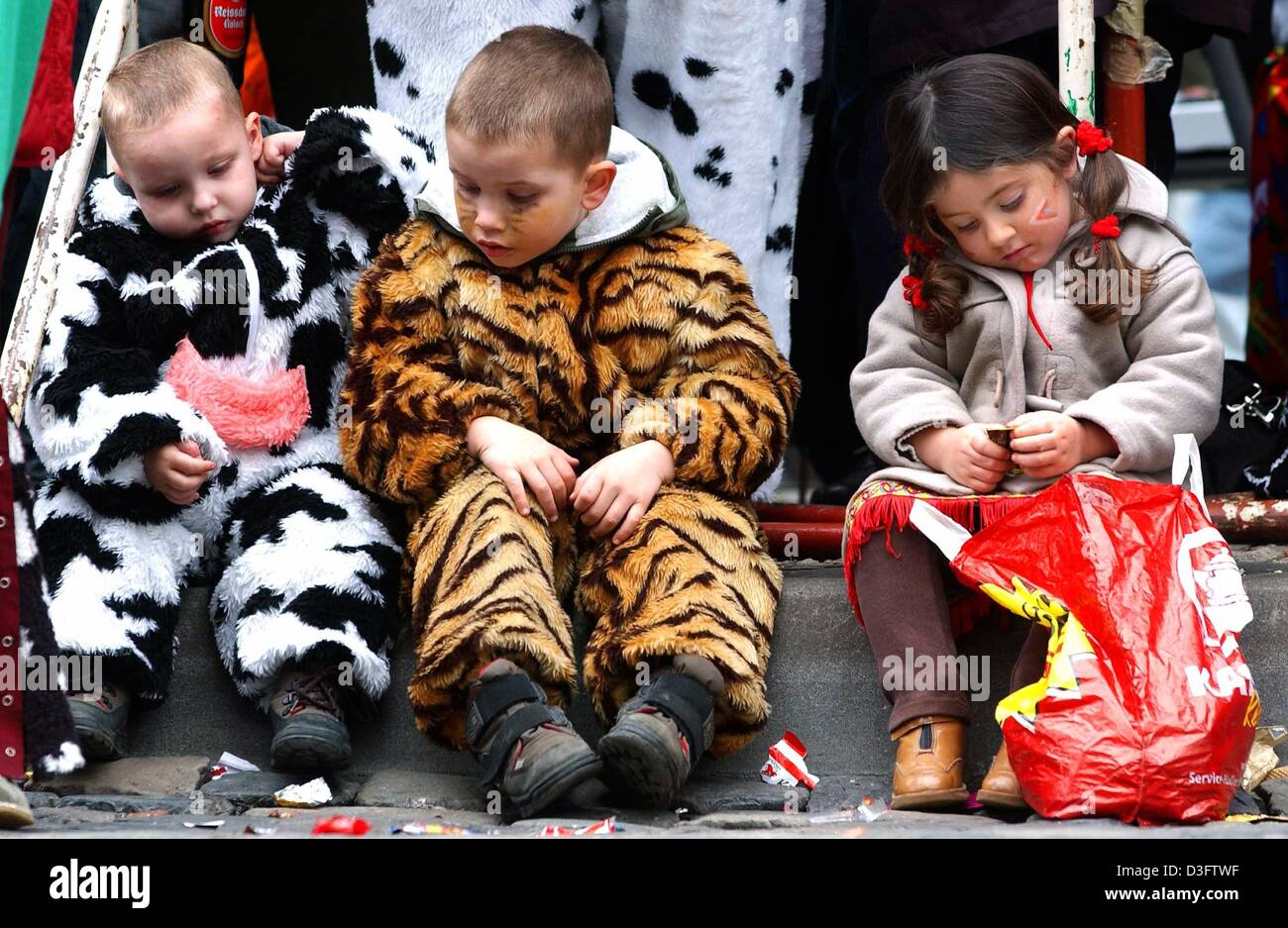 (dpa) - Exhausted from catching candy: Kids dressed as a cow, a tiger ...
