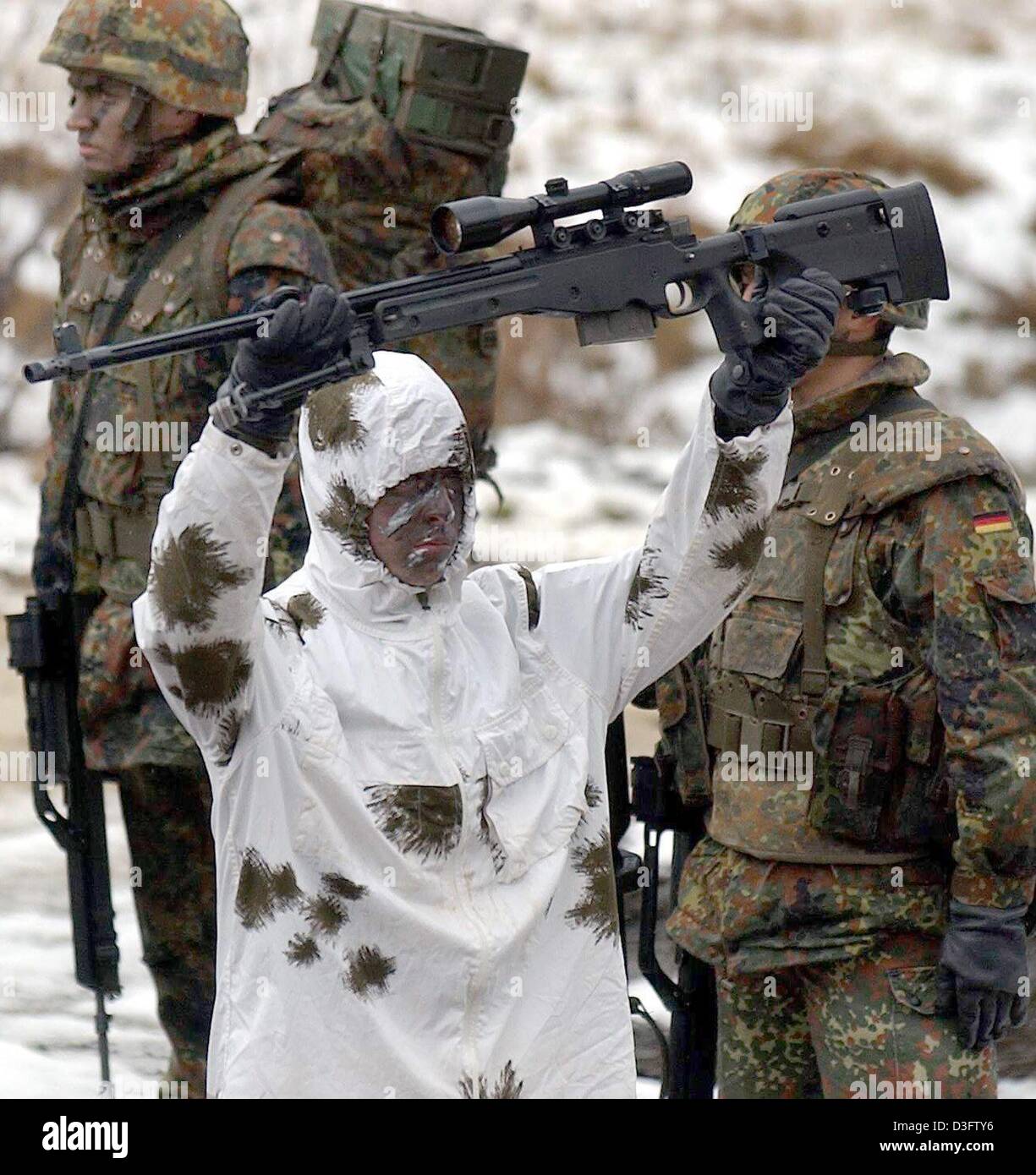 (dpa) - A sniper of the Infantry School of the German Bundeswehr holds ...