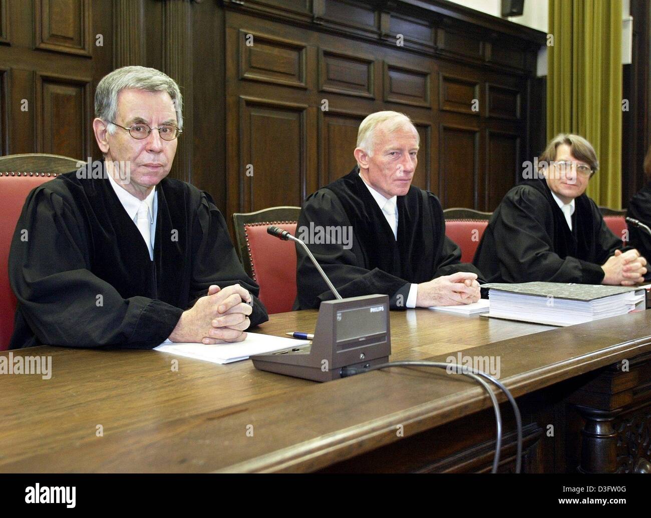 (dpa) - Presiding judge Albrecht Mentz (L) and his colleagues, pictured ...