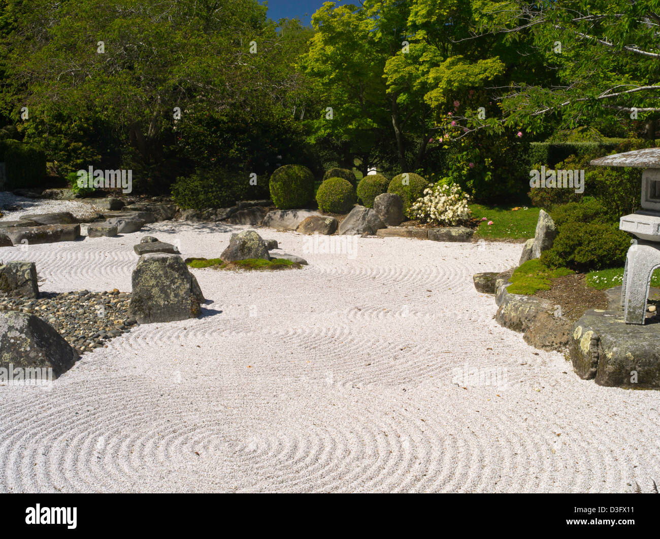 Japanese raking rock garden hi-res stock photography and images - Alamy