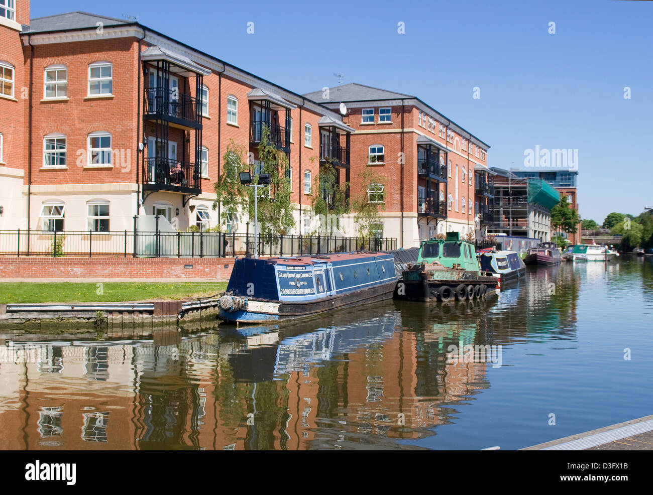 Diglis Basin boats and housing Worcester and Birmingham Canal Worcester ...