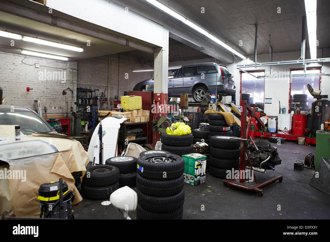 Car on hoist hi-res stock photography and images - Alamy