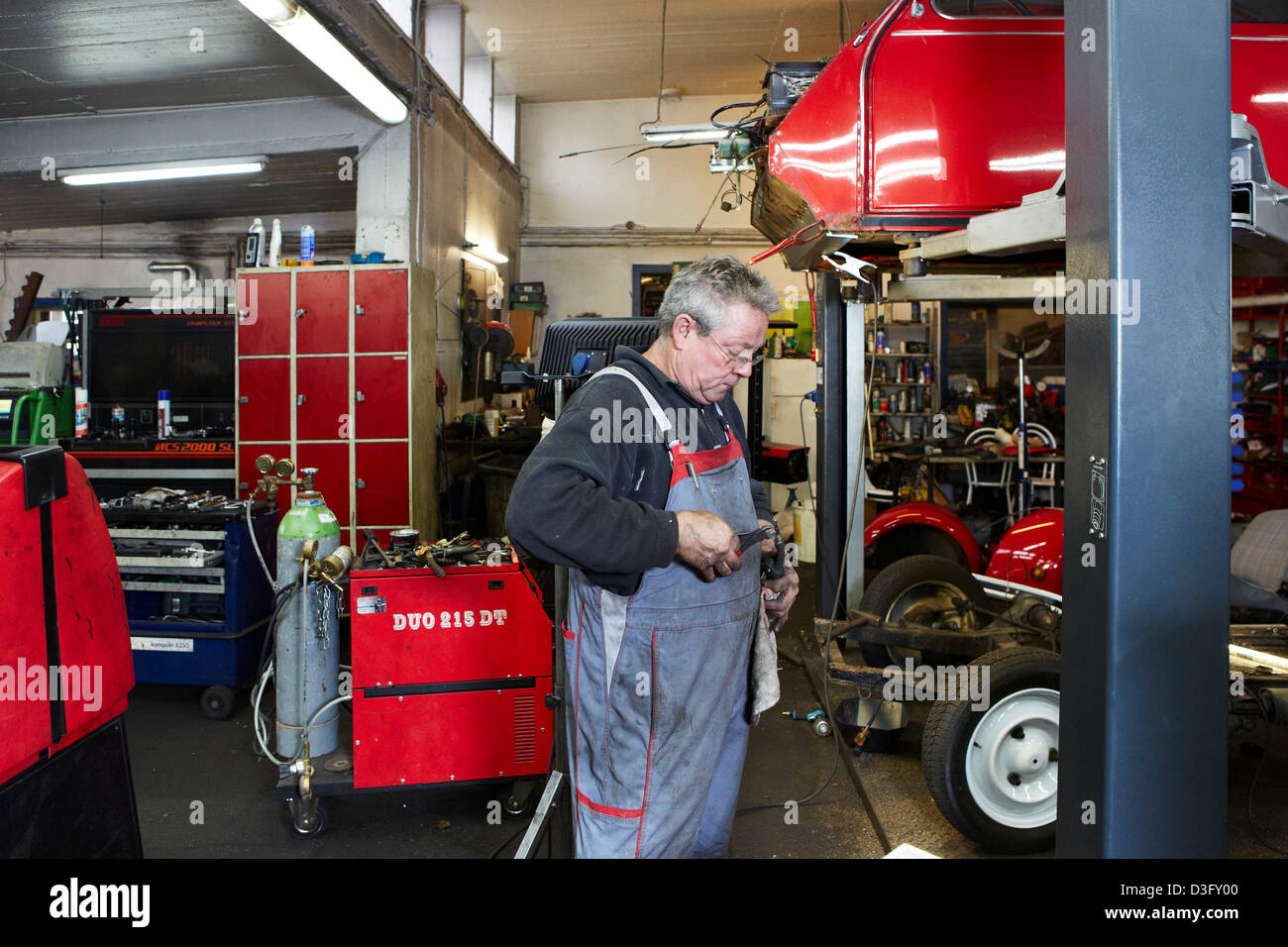 Car mech hi-res stock photography and images - Alamy