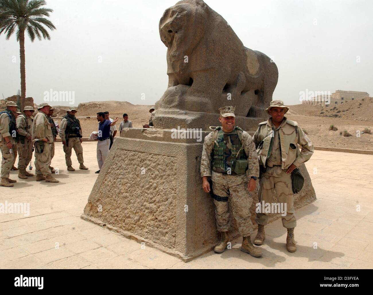 (dpa) - US soldiers pose for a photo in front of the Lion of Babylon ...