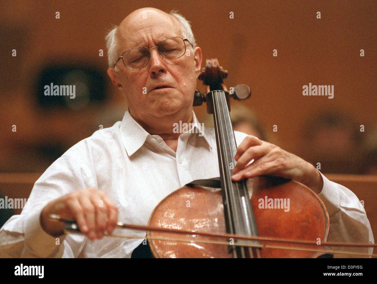 Russian cellist hi-res stock photography and images - Alamy