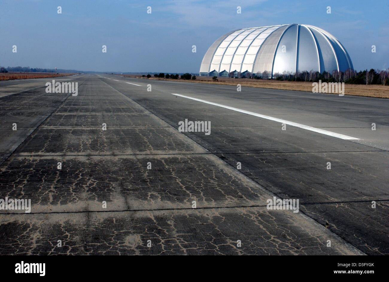(dpa) - The huge hall of the airship constructor CargoLifter is ...
