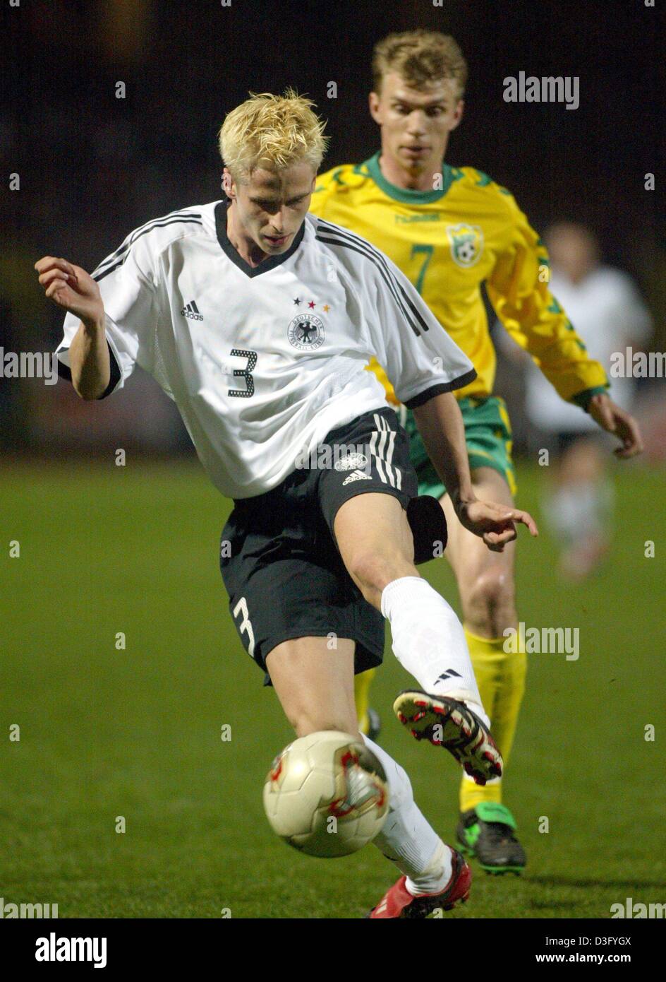 (dpa) - Germany's defender Tobias Rau (front) manages to get to the ...