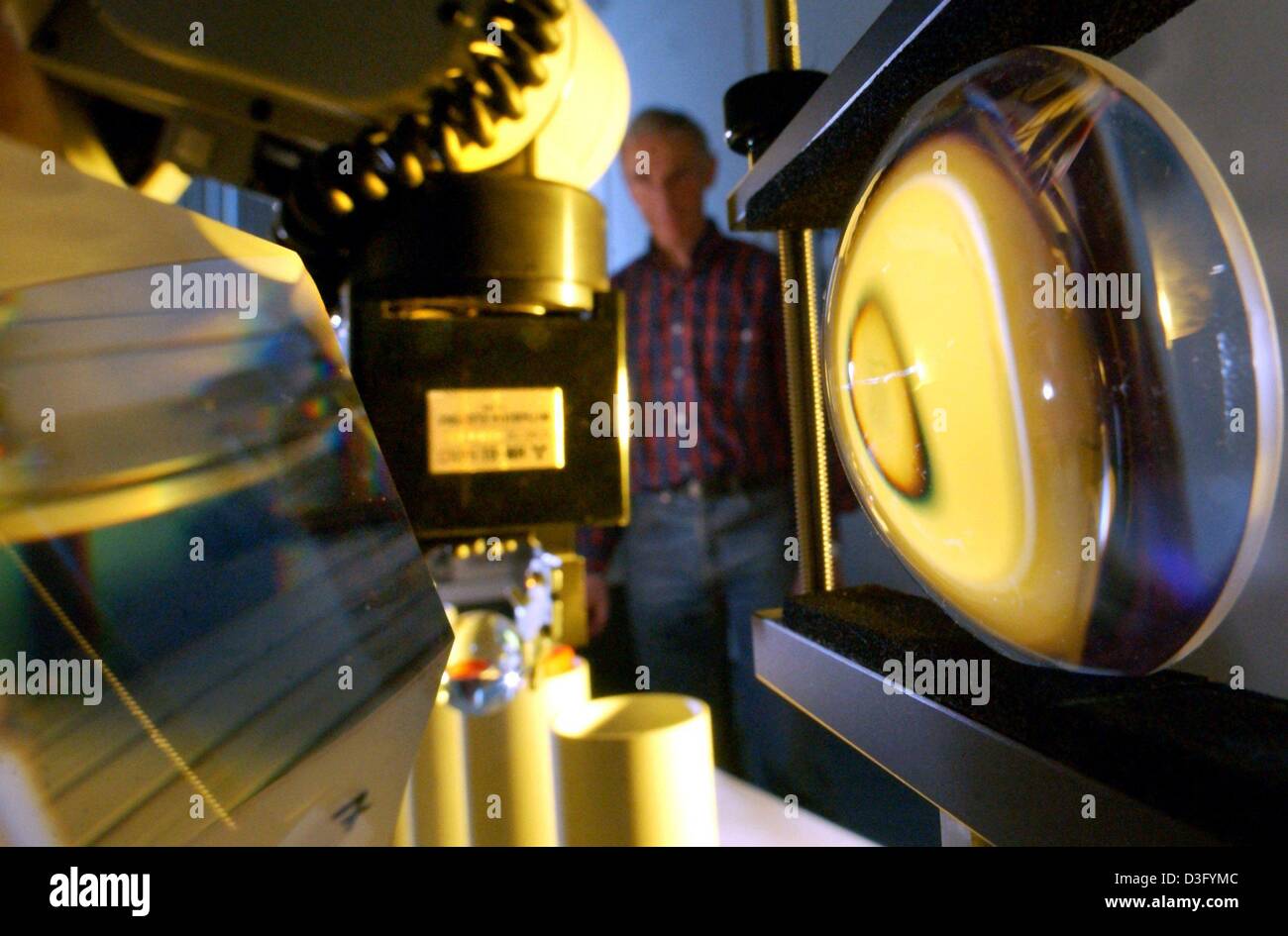 (dpa) - Yellow coloured light reflects from a test arrangement in the ...