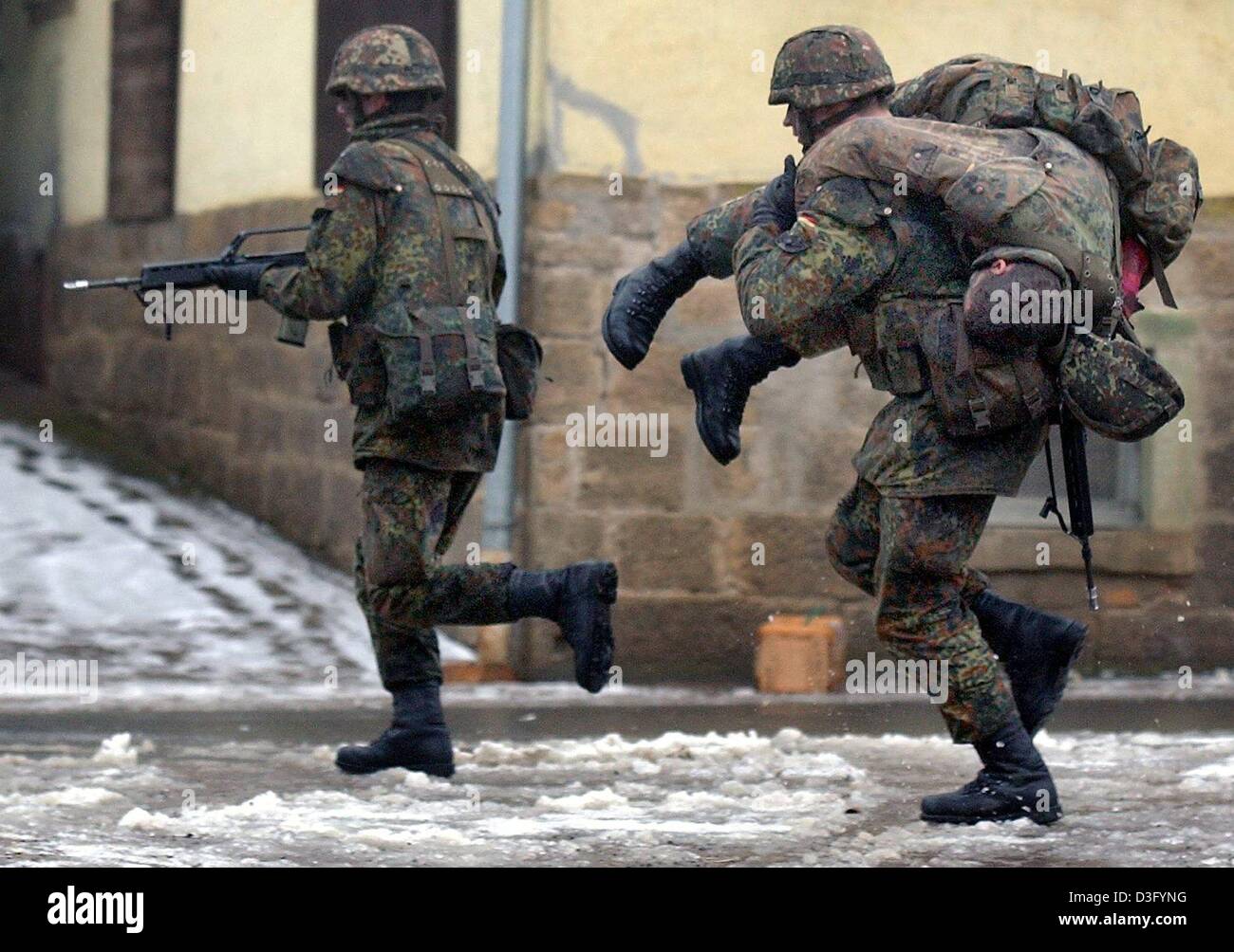 (dpa) - Soldiers of the Infantry School of the German Bundeswehr save ...