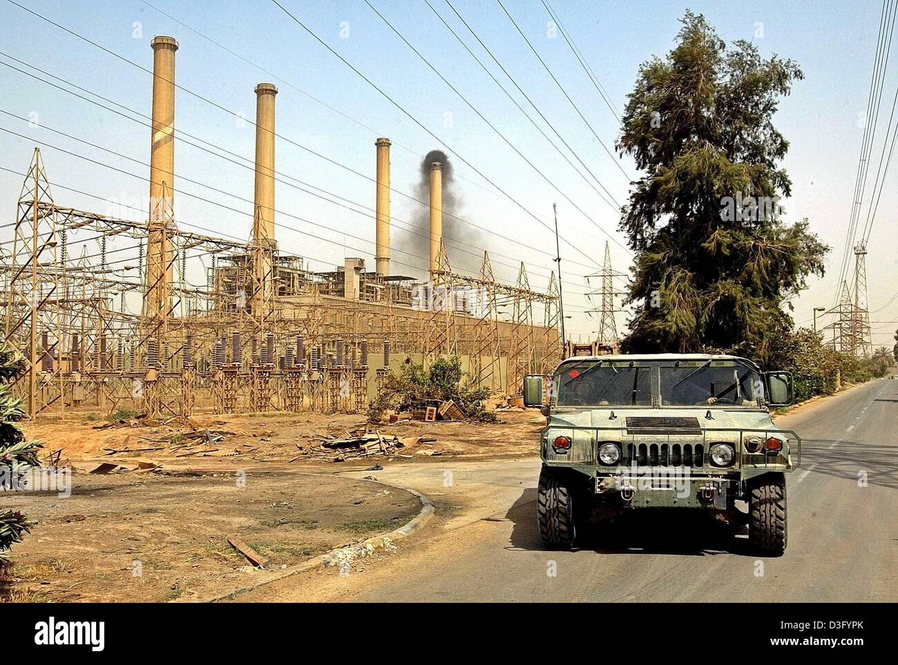 (dpa) - US soldiers patrol on the strets near a power plant in Baghdad ...