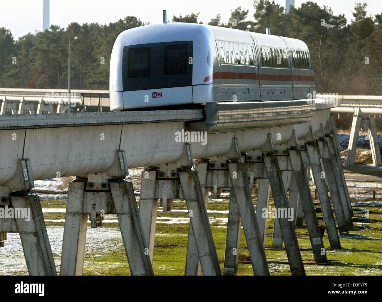 (dpa) - The Transrapid 08, or magnetic levitation hover train ...