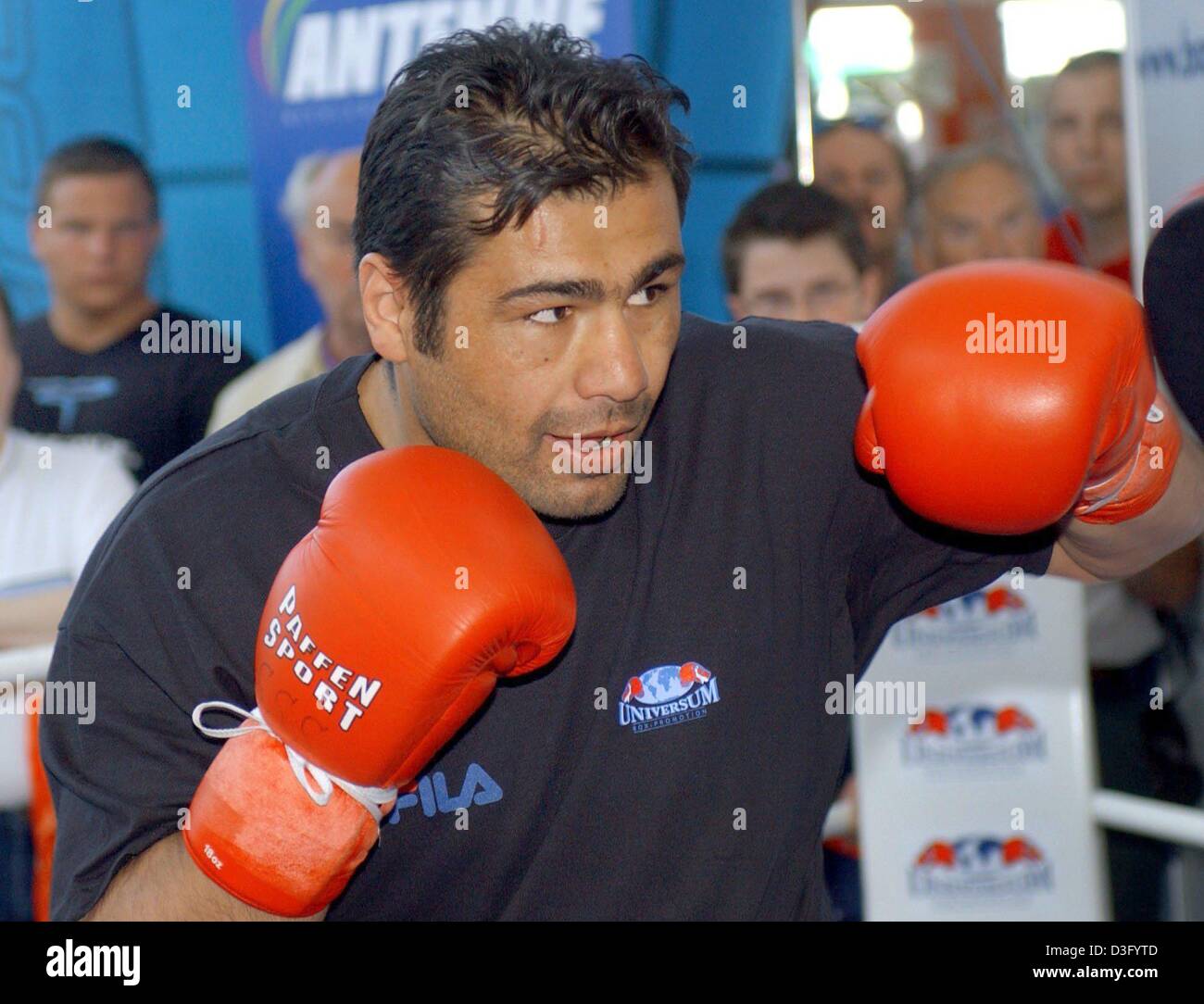 (dpa) - Turkey's boxer Sinan Samil Sam, who lives in Hamburg, throws a ...