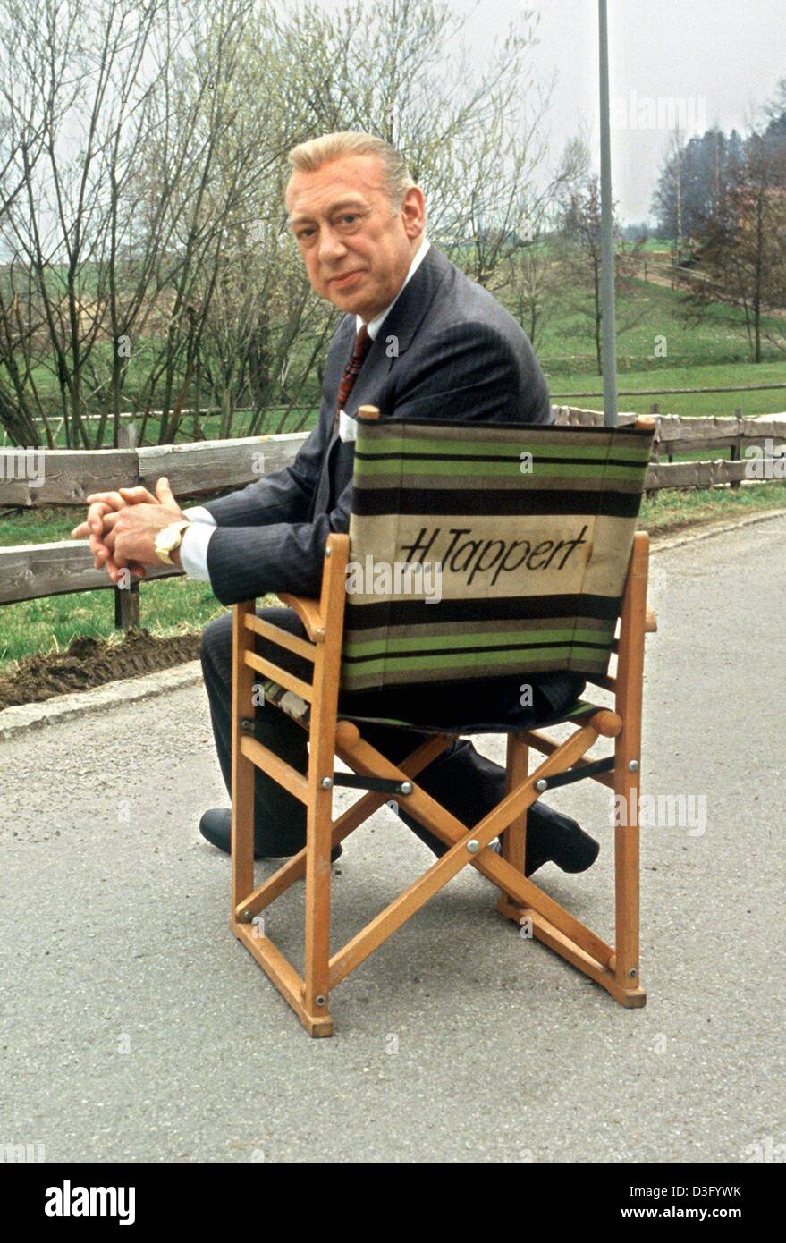 (dpa files) - Horst Tappert alias Detective Stephan Derrick sits in his ...