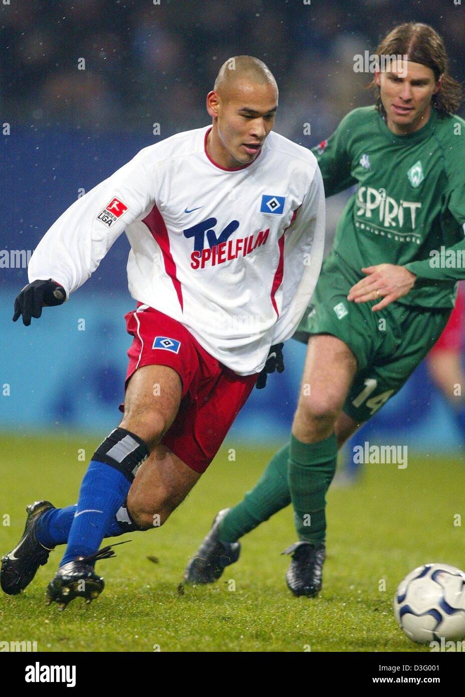 (dpa) - Japanese Naohiro Takahara (front), new player at Hamburger SV ...