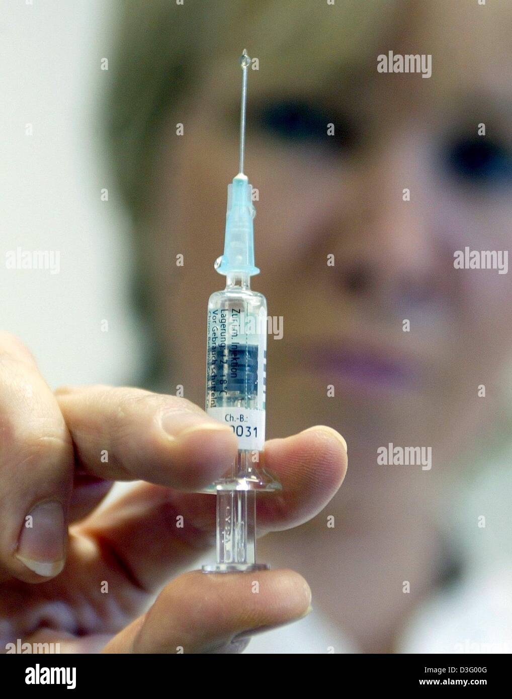 (dpa) - Shortly before the vaccination, doctor Birgit Dassow presses ...