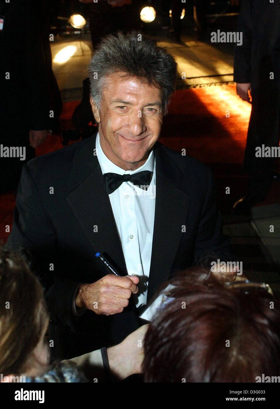 (dpa) - US actor Dustin Hoffman is all smiles as he gives autographs to ...