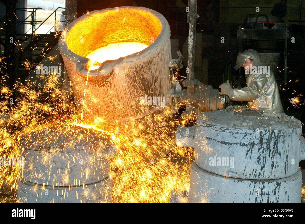 Foundry pouring liquid metal hi-res stock photography and images - Alamy