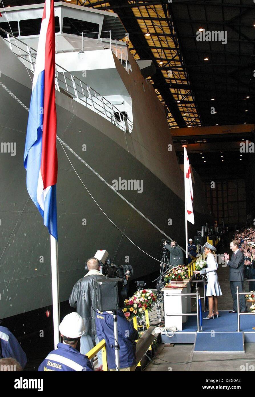 (dpa) - The Dutch crown princess Maxima (C) baptises a ship of the ...