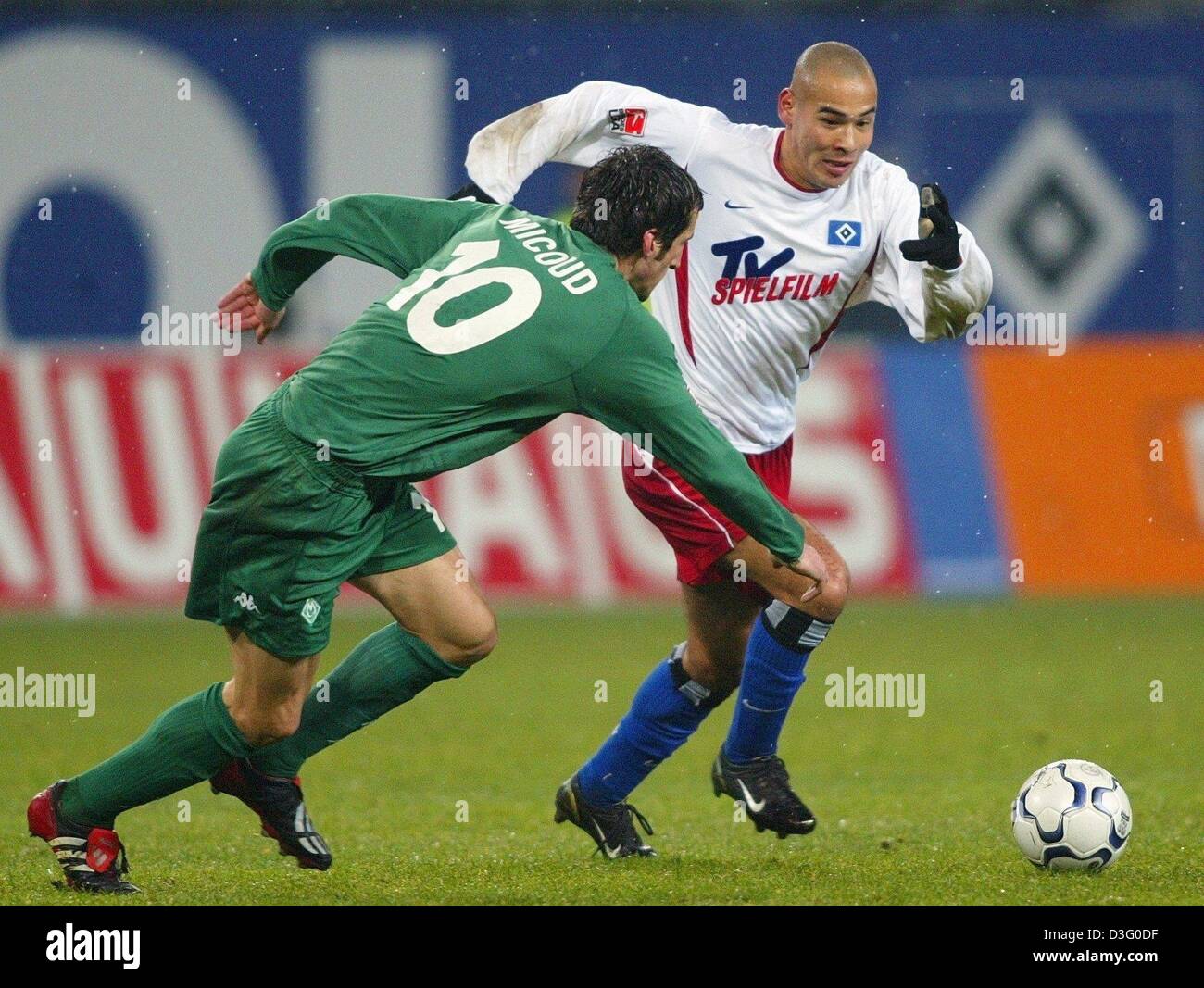 (dpa) - Japanese Naohiro Takahara (R), new player at Hamburger SV ...