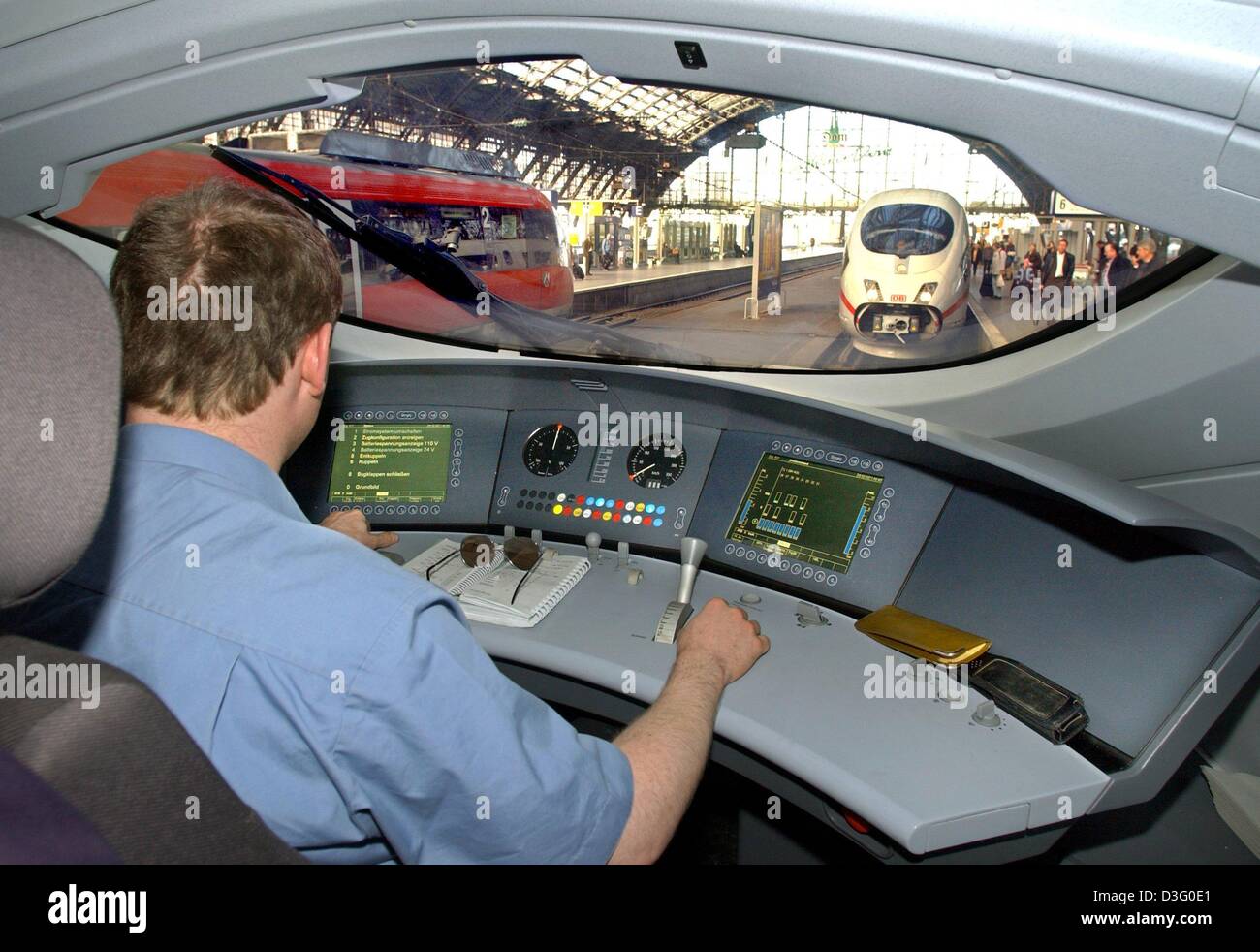 (dpa) - A view from the ICE 3 cockpit over the shoulder of the driver ...