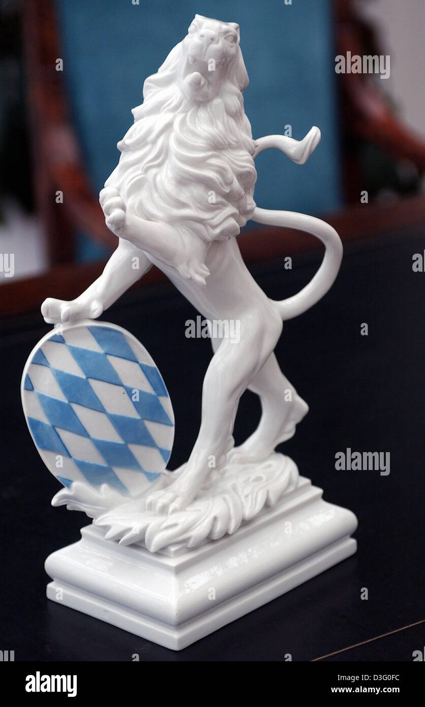 (dpa) - A statue of a Bavarian lion with the blue-white flag of the ...