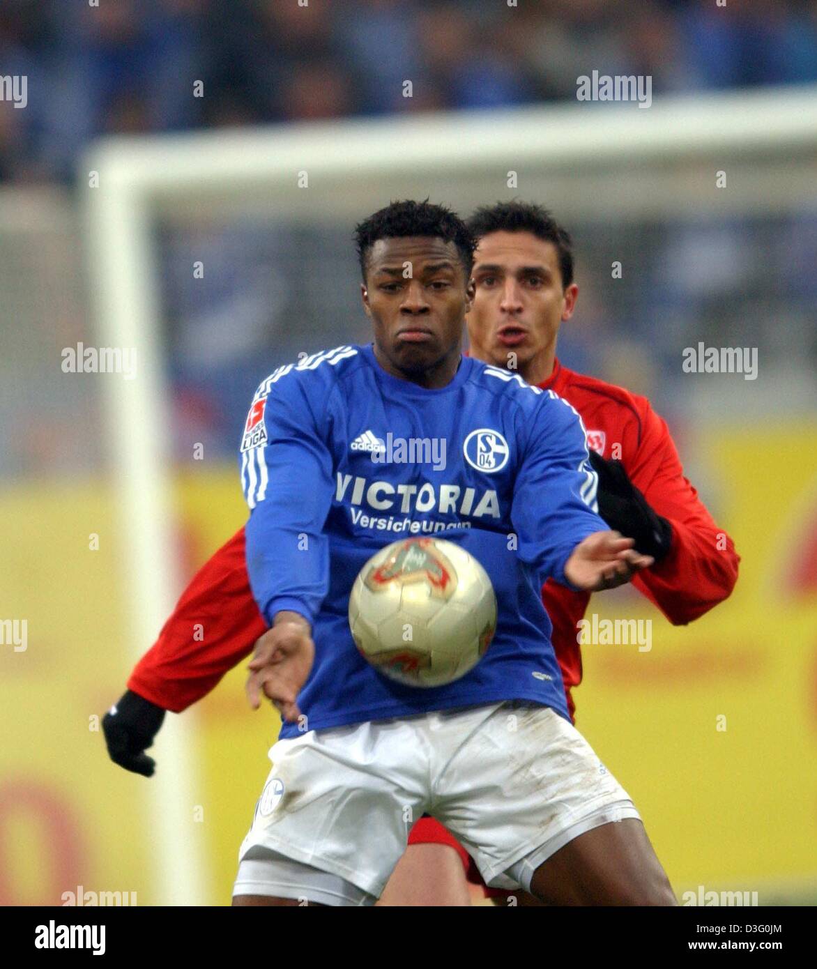 Schalkes emile mpenza hi-res stock photography and images - Alamy