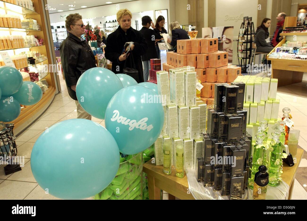 Shoppers look hi-res stock photography and images - Alamy