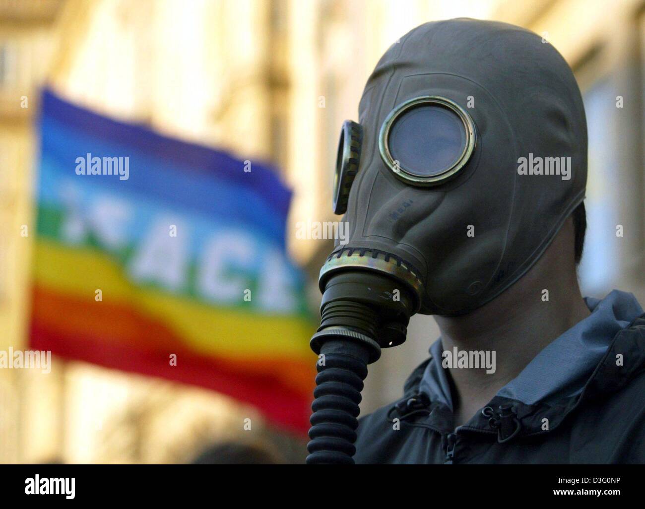 (dpa) - An anti-war protester wears a gas mask as a sign of protest ...