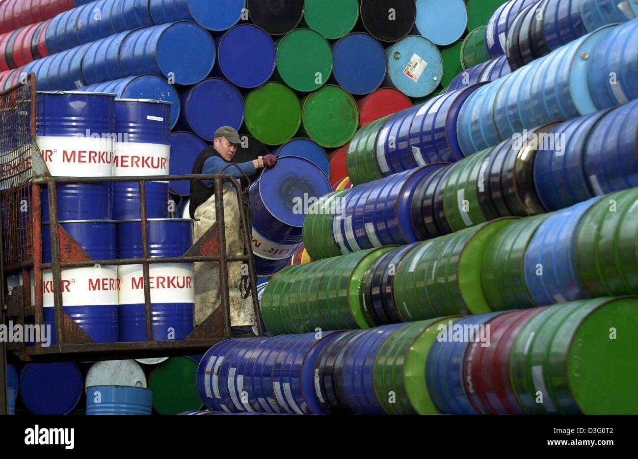 Crude oil barrels hi-res stock photography and images - Alamy