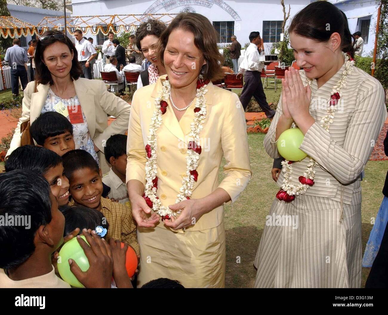 (dpa) - Christina Rau (C), wife of the German president, and daughter ...
