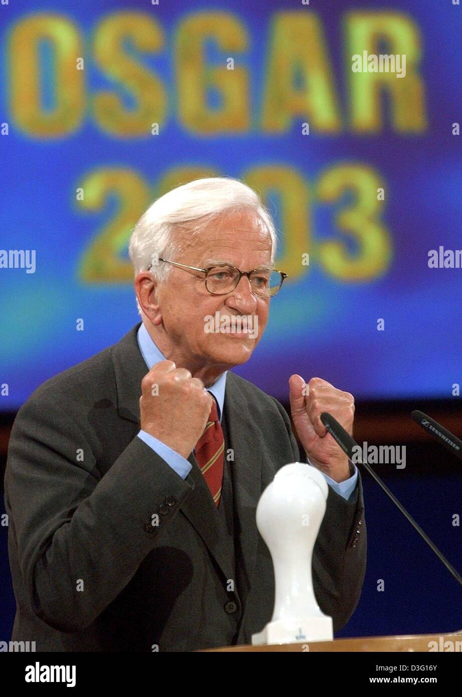 (dpa) - Former German President Richard von Weizsaecker delivers his ...