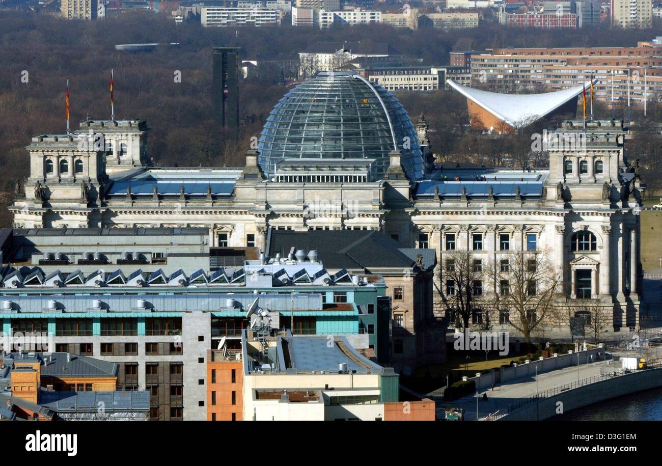 (dpa) - A view of the seat of the German parliament, the Reichstag in ...