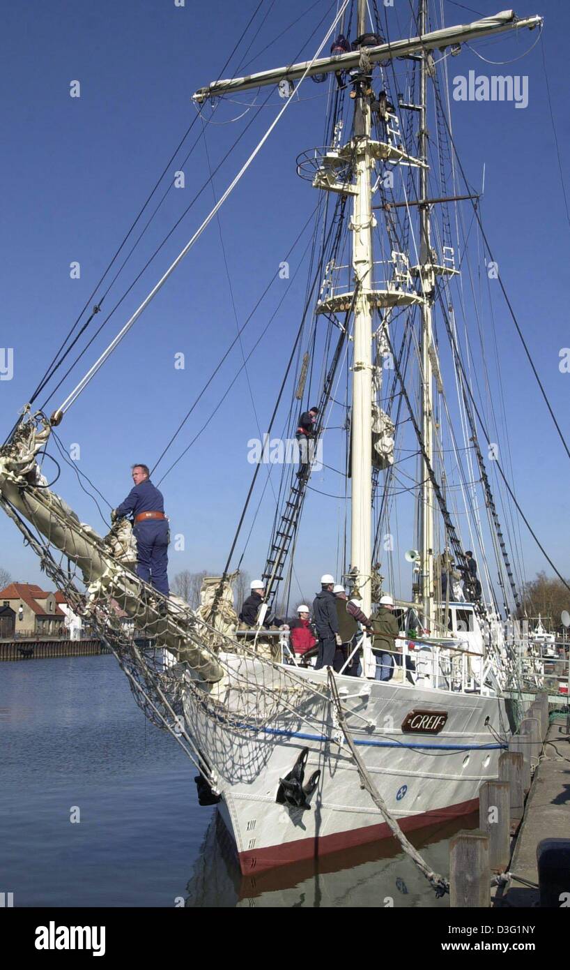 (dpa) - Seamen climb on the ship 'Greif' in Greifswald, Germany, 22 ...