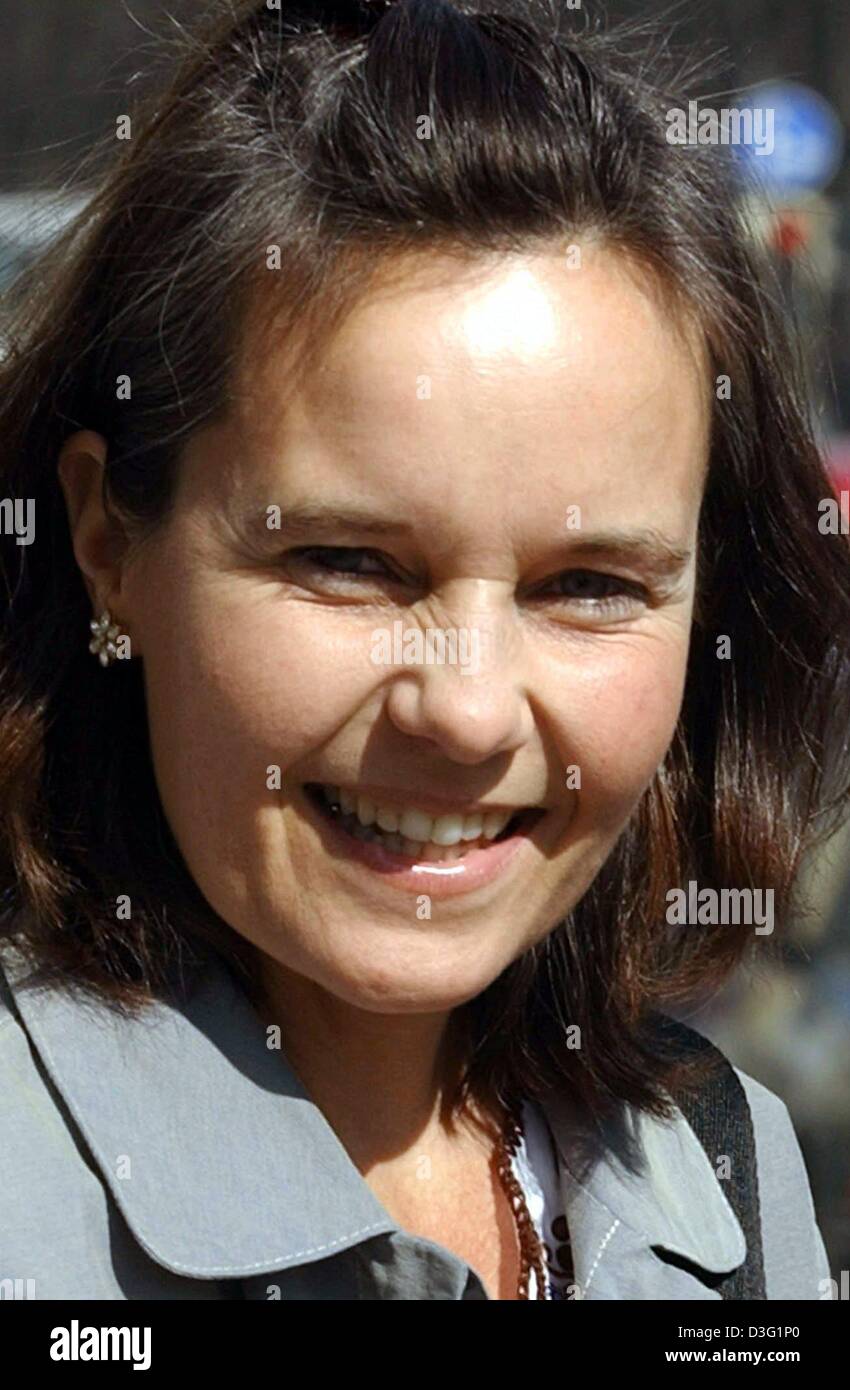 (dpa) - German film director Caroline Link smiles in Munich, 24 March ...