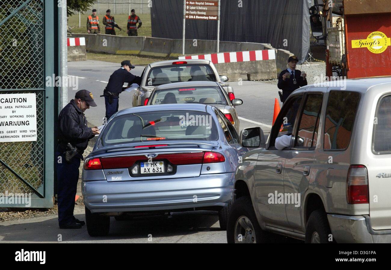 (dpa) - Security guards check cars and drivers at gate 3 of the US ...
